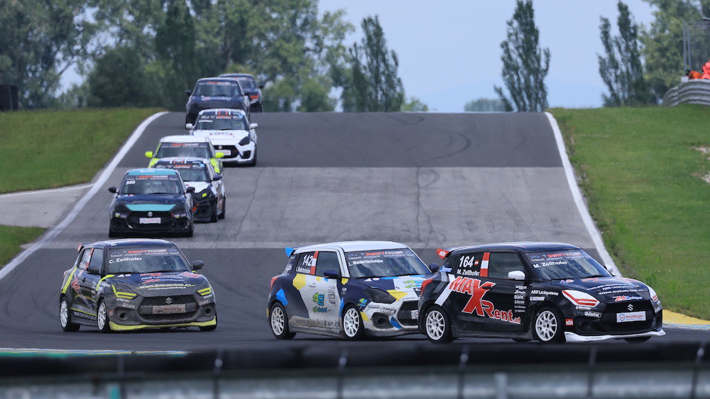 Zielgerade mit vollem Starterfeld - MOTORSPORT - motorline.cc